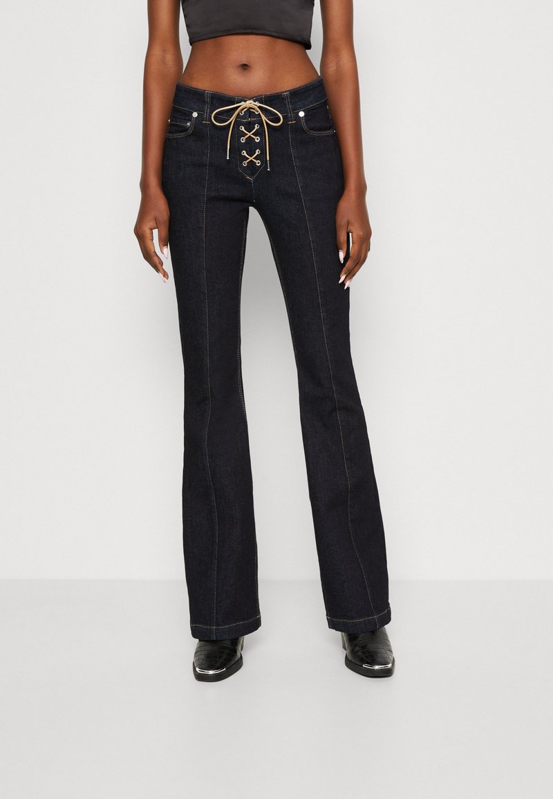 Weekday CASEY LOW - Platėjantys džinsai - blue rinse/mėlynų džinsų ...