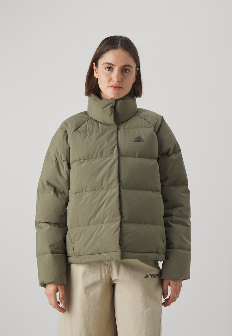 adidas Sportswear HELIONIC - Bunda z prachového peří - olive strata/olivová - Zalando.cz