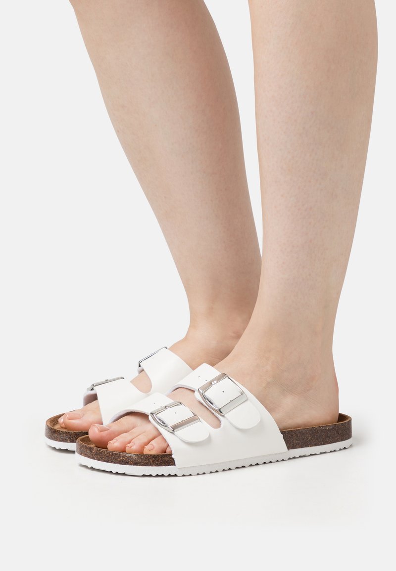 Rubi Shoes by Cotton On REX DOUBLE BUCKLE SLIDE - Hausschuh - white ...