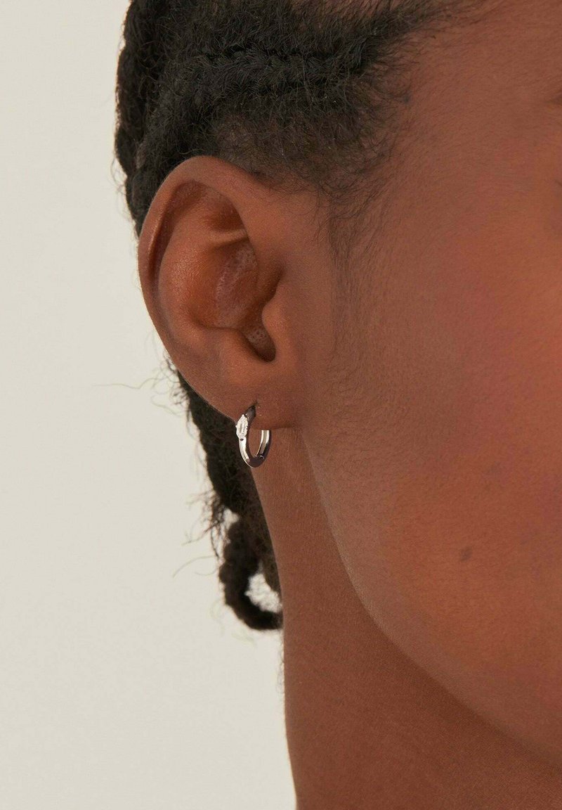 Ania Haie ANIA HAIE OORBELLEN SILVER SPARKLE EMBLEM HUGGIE - Ohrringe ...