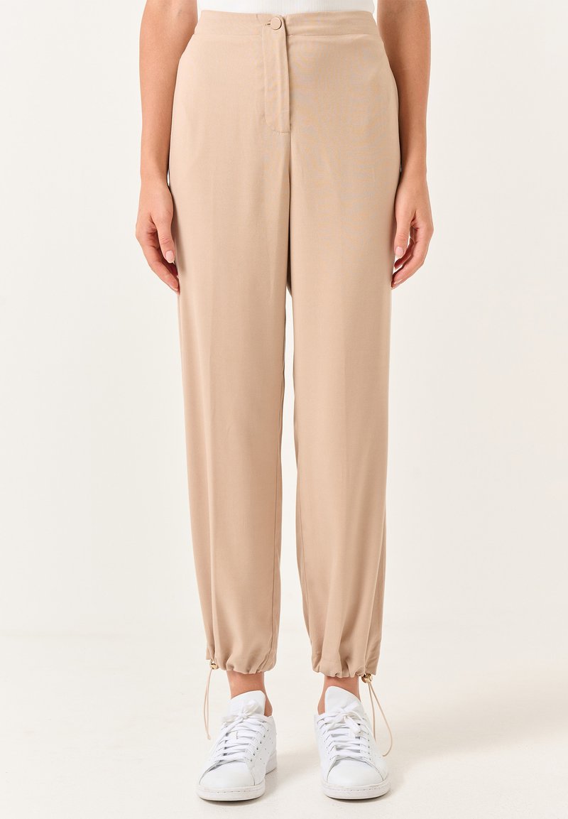 Jimmy Key ELASTICATED CUFFED - Stoffhose - light mink/weiß - Zalando.de