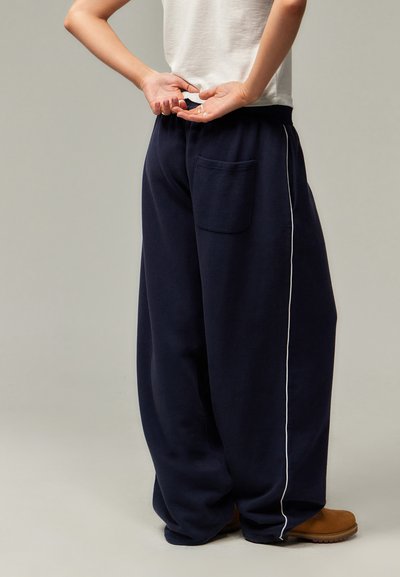 iets frans... HARRI WIDE LEG JOGGER UNISEX - Tracksuit bottoms - navy ...