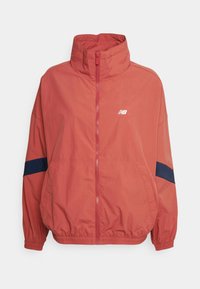 New Balance ATHLETICS JACKET - Leichte Jacke - astro dust/dunkelrot ...