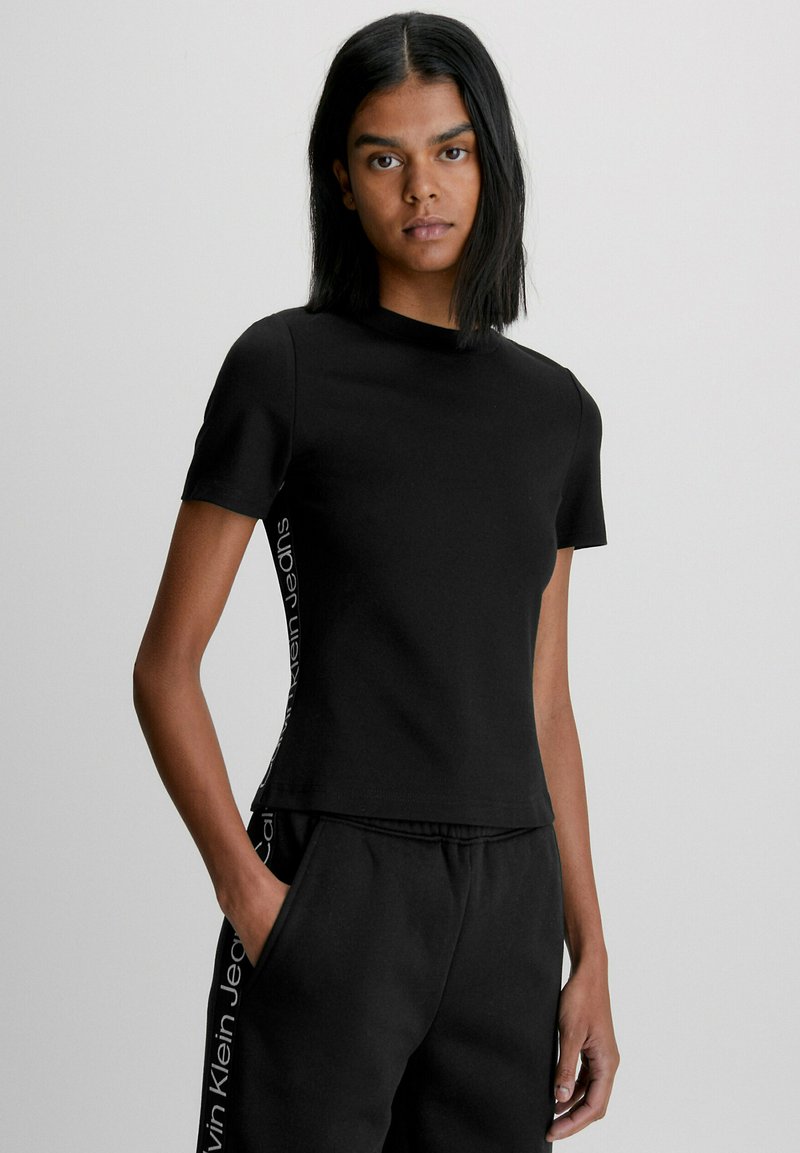 Calvin Klein Jeans MILANO LOGO TAPE - T-Shirt print - ck black/schwarz ...