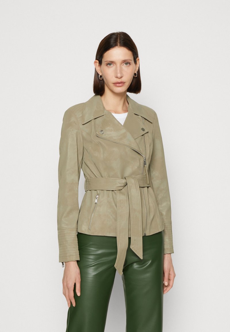 Guess NEW AGNES BELTED BIKER - Faux leather jacket - desert green/khaki ...