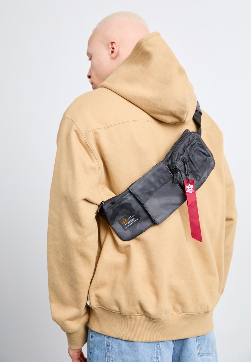 Alpha Industries CREW UTILITY BAG UNISEX - Marsupio - black/nero ...