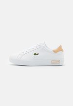 Lacoste POWERCOURT JUNIOR TRAINERS - Zapatillas - white/light brown/blanco - Zalando.es