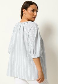Yours Clothing PLUS SIZE CASUAL TOPS. - Bluse - light grey/hellgrau ...