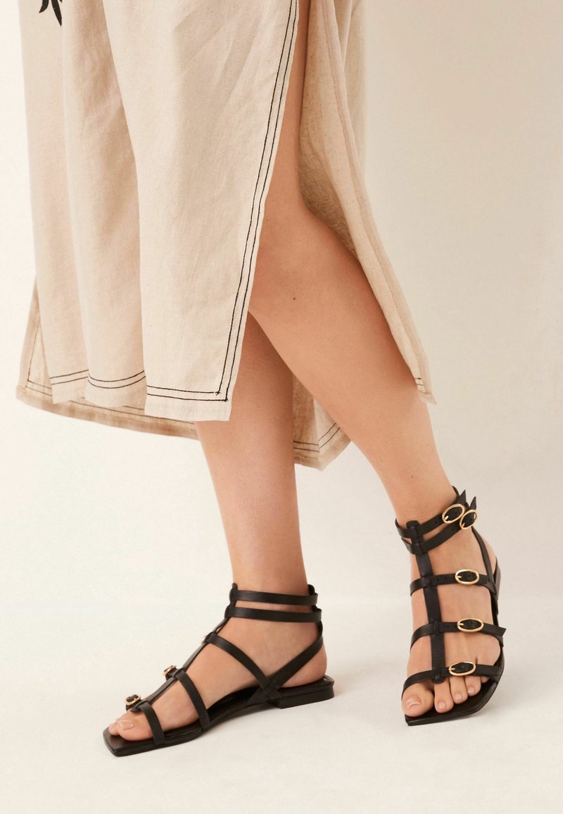 Next SIGNATURE LEATHER FLAT GLADIATOR SANDALS - Riemensandalette ...