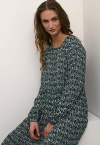 Kaffe KAKARINA AMBER - Freizeitkleid - green flower and leaf print/grün ...