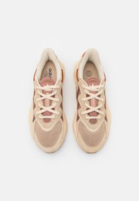 adidas Originals OZWEEGO - Sneaker low - magic beige/clay strata/sand ...