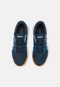 ASICS UPCOURT 5 UNISEX - Boty na házenou - french blue/white/modrá - Zalando.cz