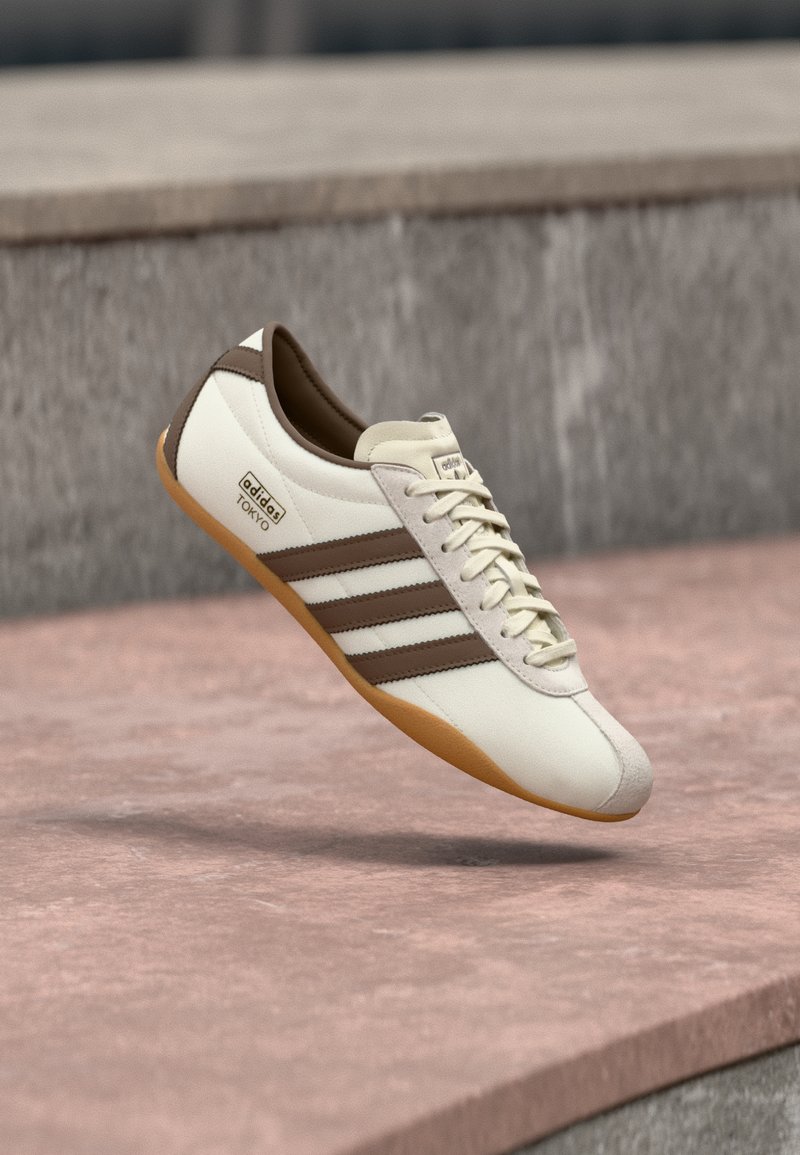 adidas Originals TOKYO - Sneaker low - off white/earth strata/gold ...