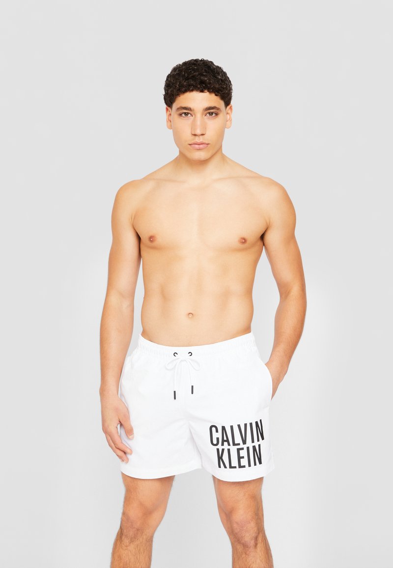 Calvin Klein Swimwear MEDIUM DRAWSTRING - Shorts da mare - classic white/bianco - Zalando.it
