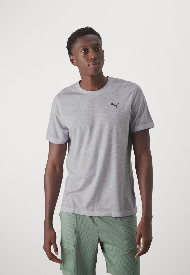 Puma STUDIO FOUNDATION WASH TEE - Sport T-Shirt - silver mist/hellgrau ...