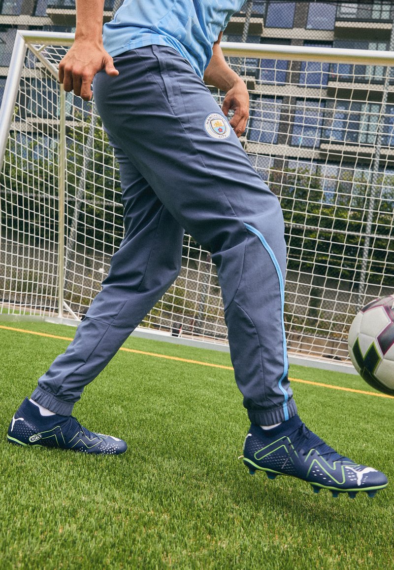 Puma MANCHESTER CITY PREMATCH PANT - Article de supporter - inky blue ...
