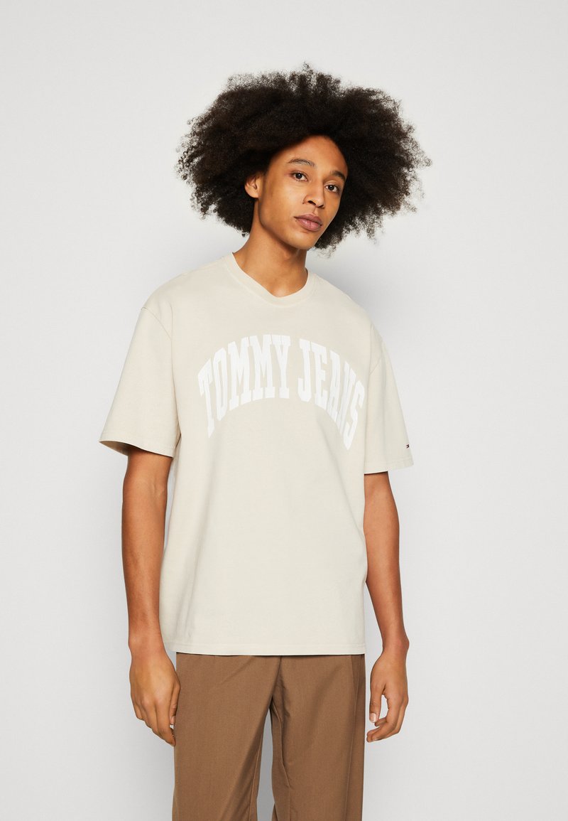 Tommy Jeans COLLEGIATE TEE UNISEX - T-Shirt print - classic beige/sand ...