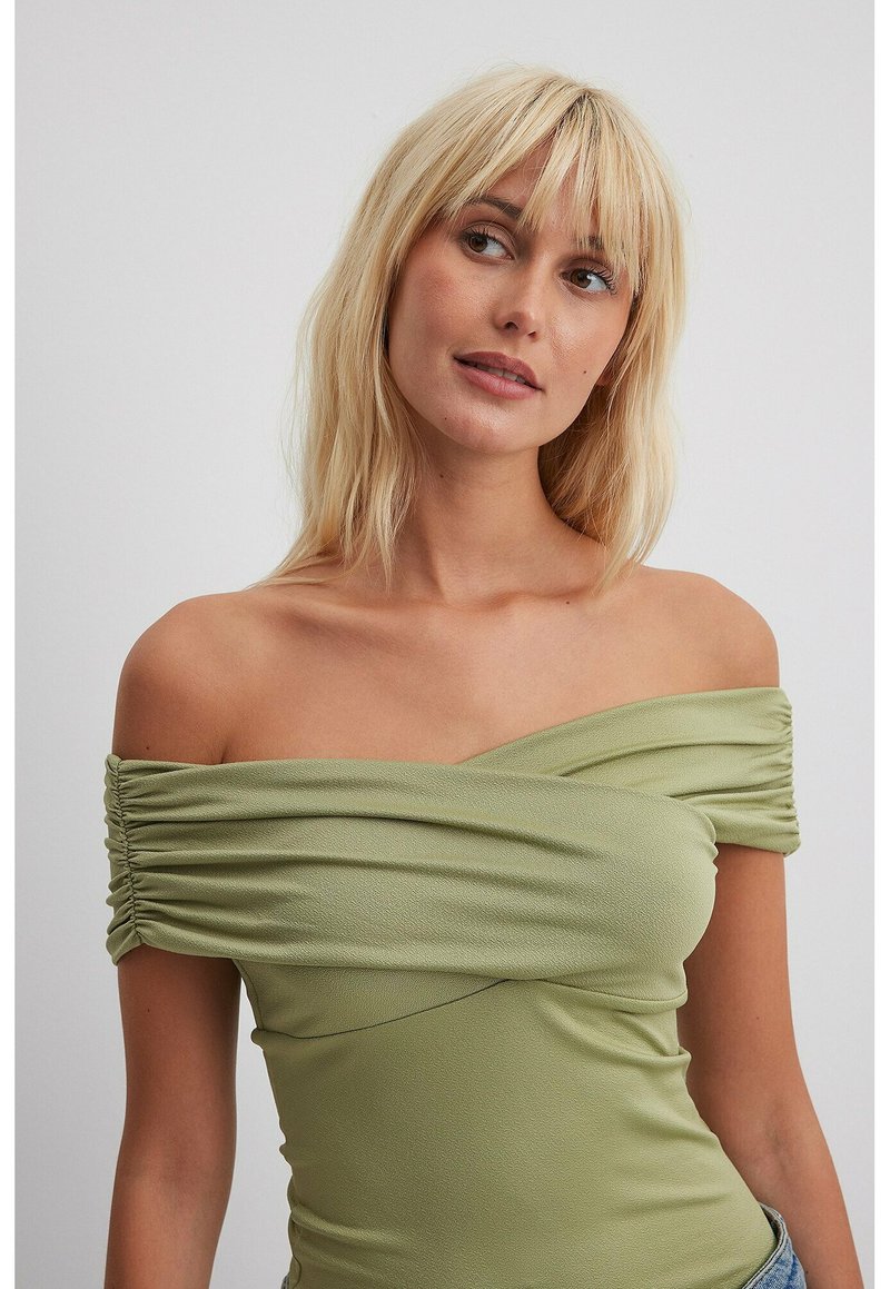 NA-KD SCHULTERFREIES - Bluse - light green/grün - Zalando.de