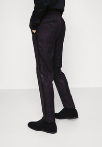 Lindbergh CHECKED TUXEDO SUIT SET - Costume - burgundy/bordeaux ...