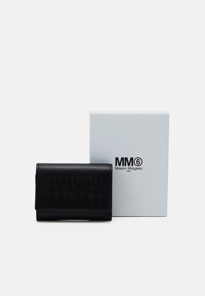 MM6 Maison Margiela LABEL LOGO TRIFOLD WALLET - Geldbörse - black ...