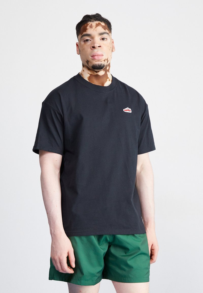 Nike Sportswear U NSW TEE M90 SNEAKER PATECH - Print T-shirt - black ...