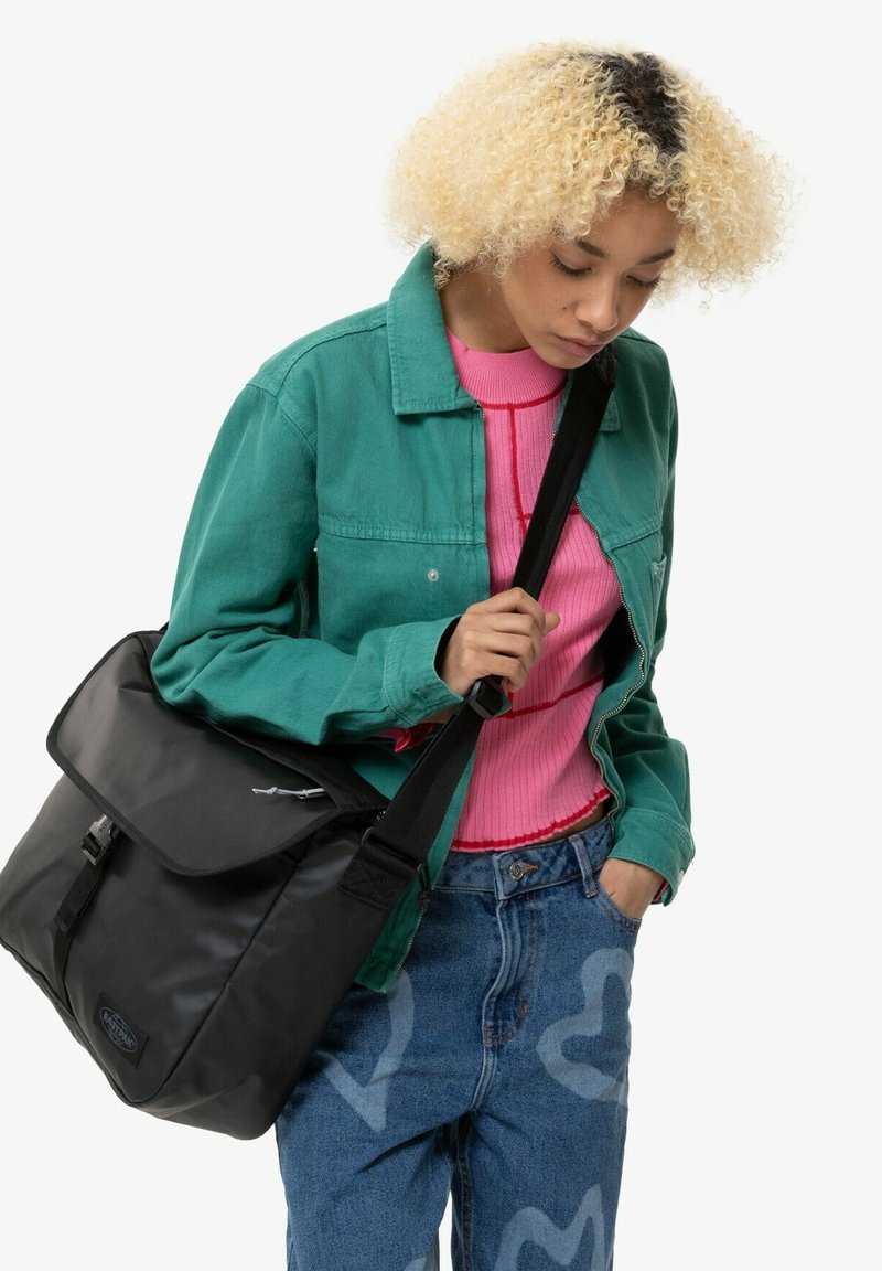 Eastpak DELEGATE CORE COLORS - Across body bag - tarp black/black ...
