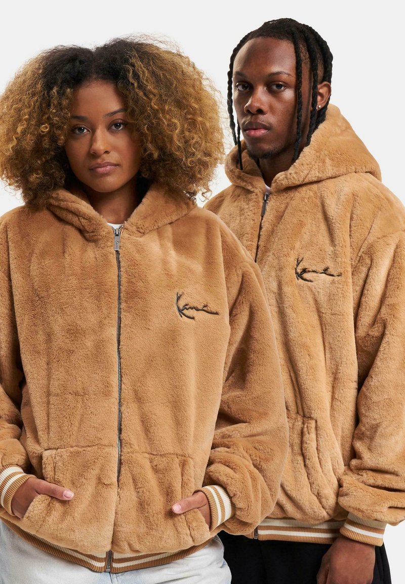 Karl Kani UNISEX METAL SIGNATURE OS FUR FULL ZIP - Fleece jacket - sand ...