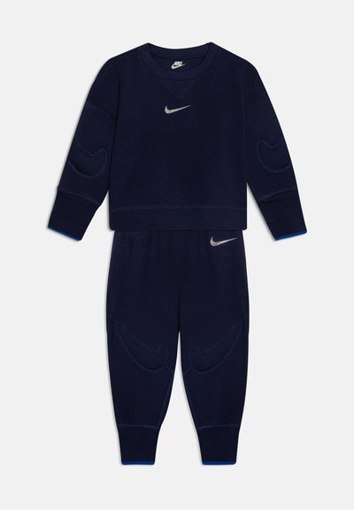 Nike Sportswear NIKE BABY FOOTED COVERALL AND BIB UNISEX SET - Overall ...