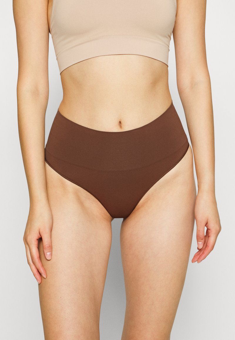 Spanx EVERYDAY SHAPING THONG - Tange - chestnut brown/smeđe - Zalando.hr