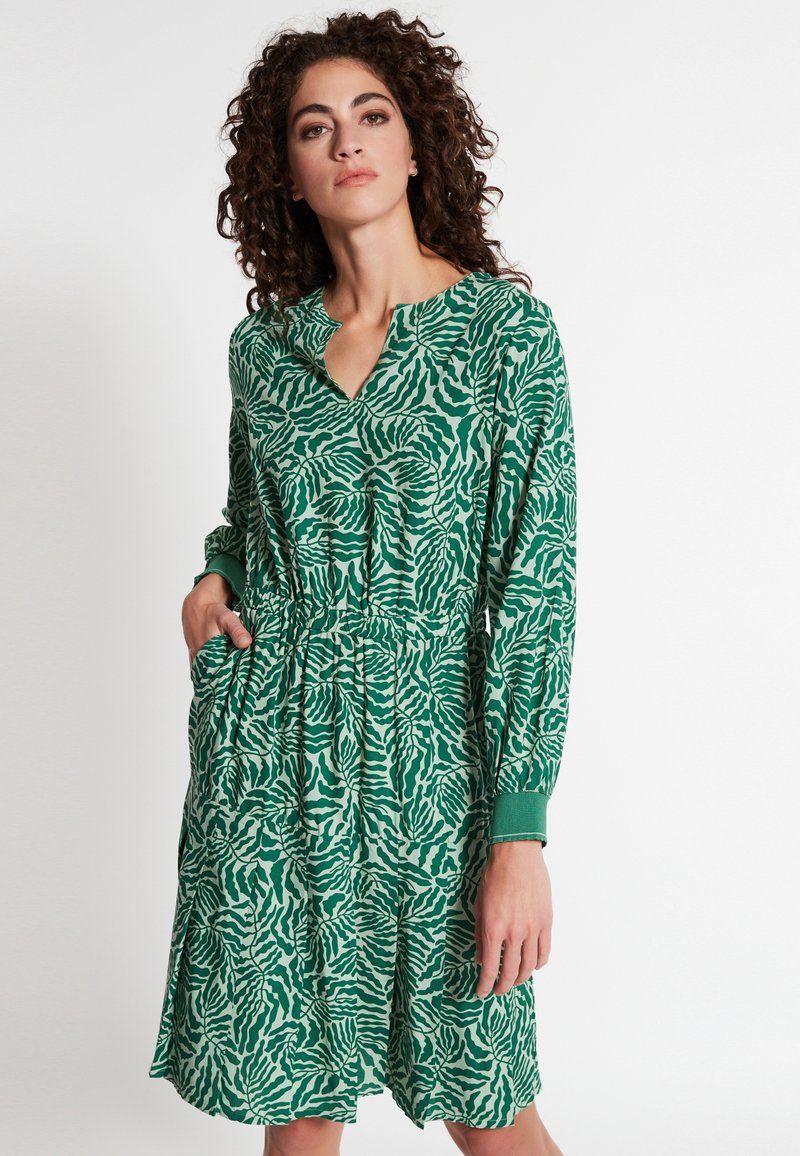 Re.draft WITH RIB CUFFS LEAVES - Freizeitkleid - print pistacchio/grün ...