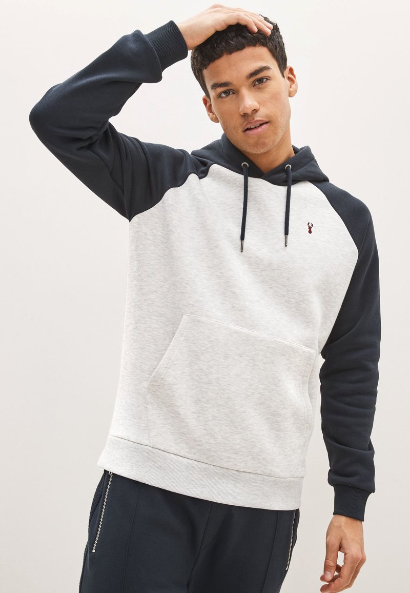 Next RAGLAN OVERHEAD HOODIE - Jersey con capucha - navy blue/grey/azul ...