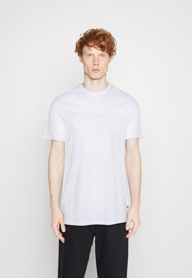 Guess EMBOSSED TEE - Print T-shirt - white - Zalando.co.uk