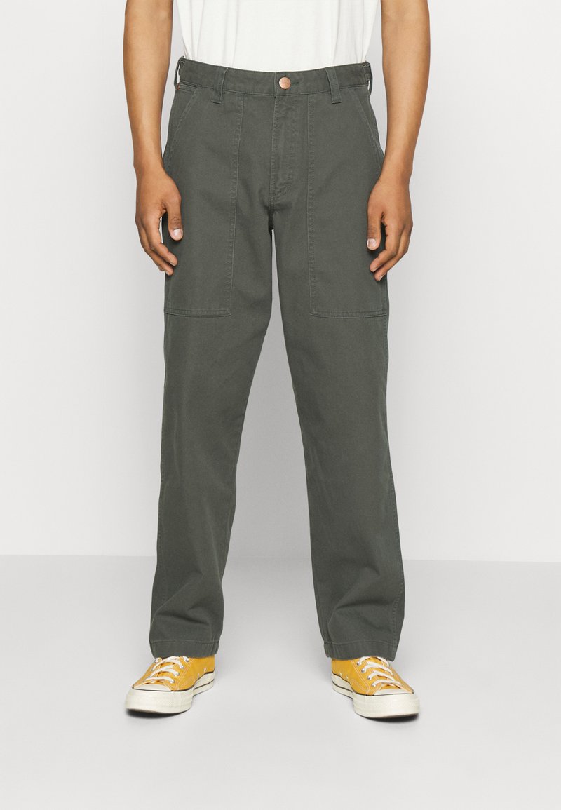 Wrangler CASEY PANTS - Stoffhose - darkest spruce /dunkelgrün - Zalando.ch