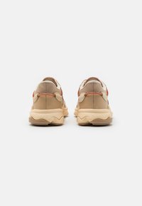 adidas Originals OZWEEGO - Sneaker low - magic beige/clay strata/sand ...