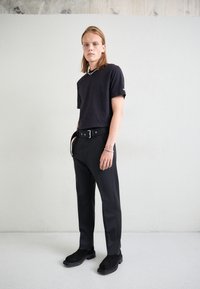 032c UNDERLAYER LOGO UNISEX - Camiseta básica - black/negro - Zalando.es