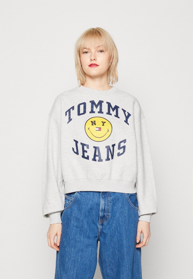 Tommy Jeans SMILEY CREW - Sweatshirt - silver grey/grau-meliert ...