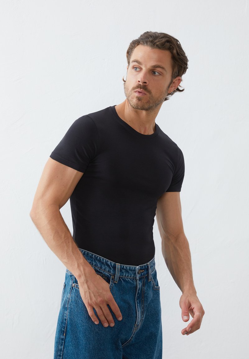 Pier One Basic T-shirt - black - Zalando.ie