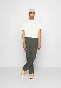 Wrangler SLOGAN TEE - T-Shirt print - worn white/weiß - Zalando.de