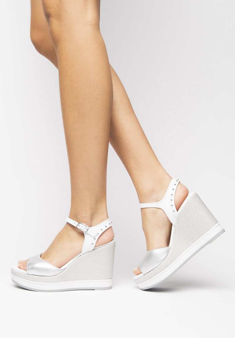 NeroGiardini Sandali con zeppa - argento/argentato - Zalando.it