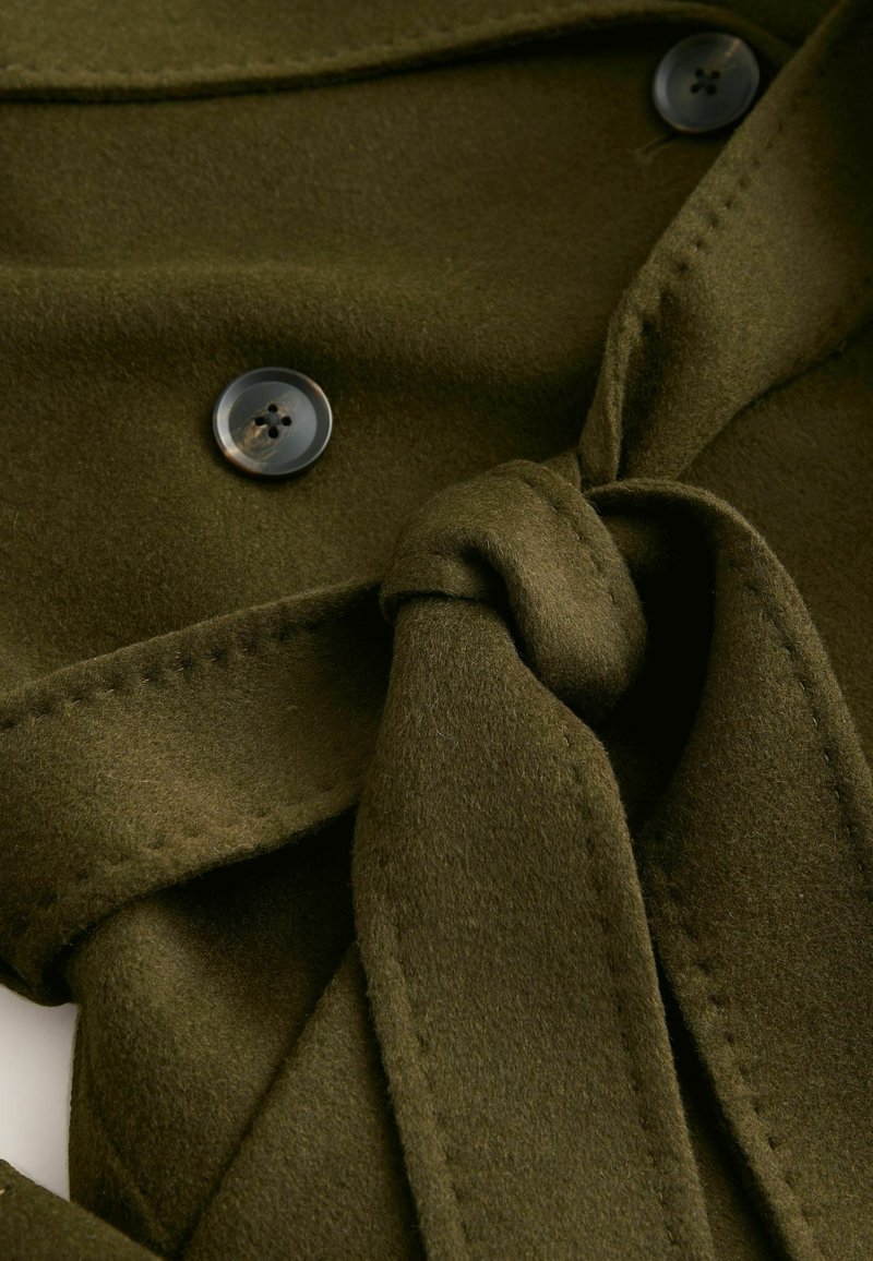 Next REGULAR FIT - TABITHA SIMMONS HANDSEWN - Klasický kabát - khaki ...