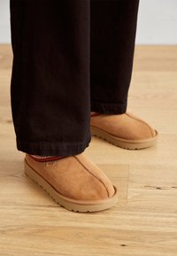 UGG TASMAN REGENERATE - Copati - chestnut/konjak - Zalando.si