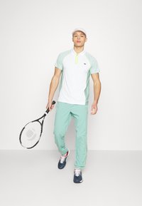Lacoste Sport TENNIS TOUR - Poloskjorter - white/pastille mint lima ...