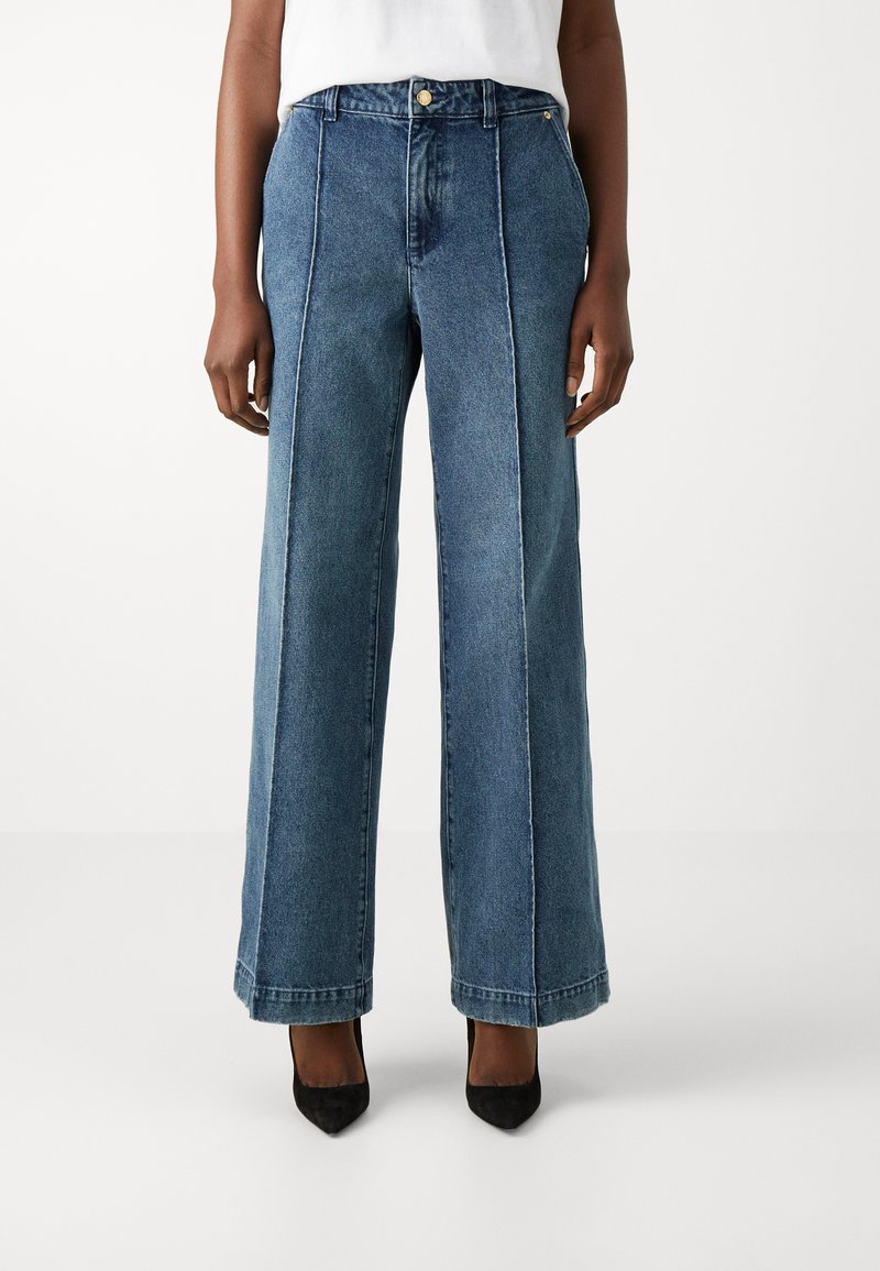 MICHAEL Michael Kors WIDE LEG - Flared Jeans - dusk blue wash/blau ...