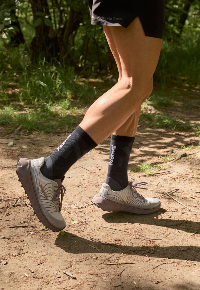 NNormal TOMIR 1.0 UNISEX - Trail running shoes - grey - Zalando