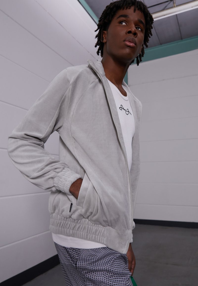 Sean John CLASSIC LOGO ESSENTIAL TRACKJACKET - Trainingsjacke - grey ...