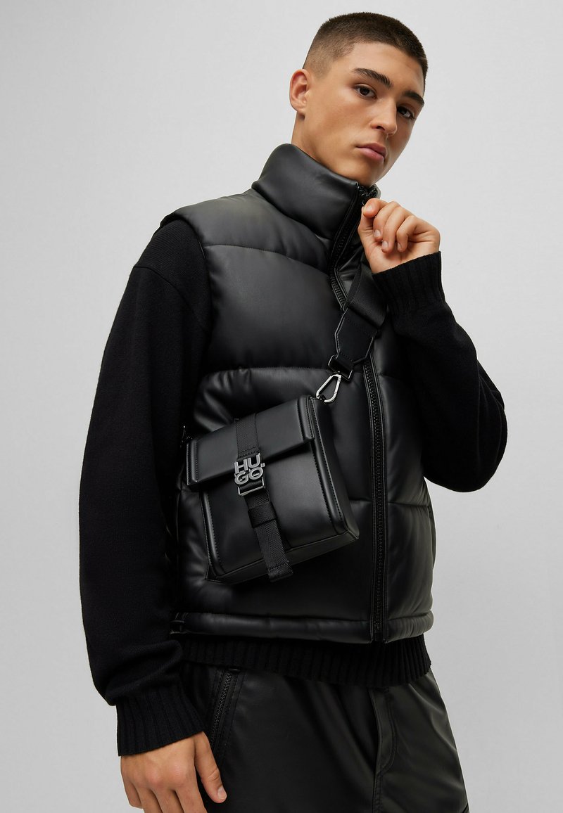 HUGO STACKED_NS FLAP - Umhängetasche - schwarz eins/schwarz - Zalando.ch