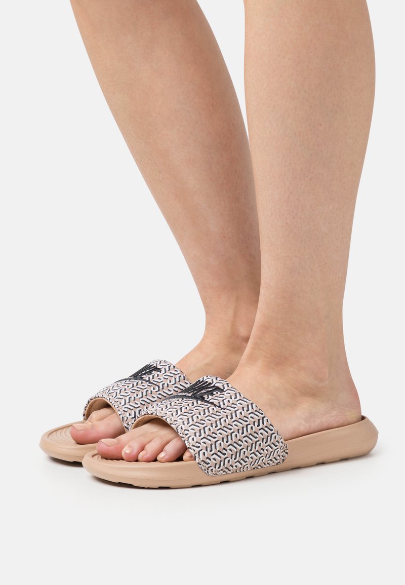 Nike Sportswear W NIKE VICTORI ONE SLIDE - Mules - hemp/black/summit ...
