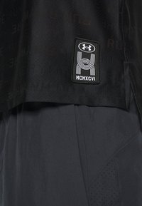 Under Armour RUN EVERYWHERE SINGLET - Top - black/beta/reflective ...