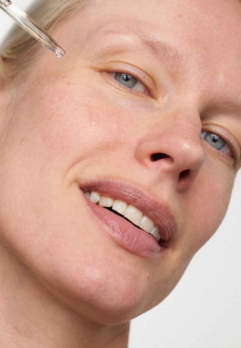 Garnier VITAMIN C GLOW BOOSTER NIGHT SERUM - Serum - 918/nicht ...