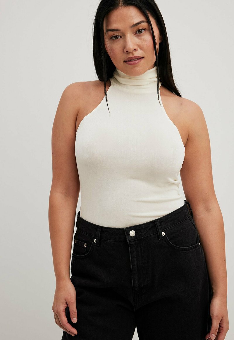 NA-KD GLÄNZENDES TRICHTERHALS - Top - offwhite/white - Zalando.ie